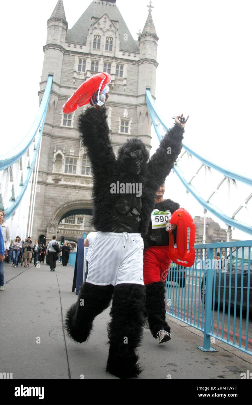 (140921) -- LONDON, -- A participant runs across the Tower Bridge ...