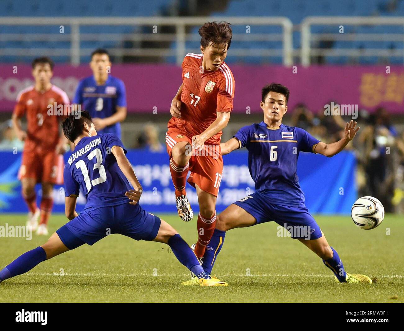 (140925) -- INCHEON, Sept. 25, 2014 -- Xie Pengfei (C) of China breaks through during men s ...