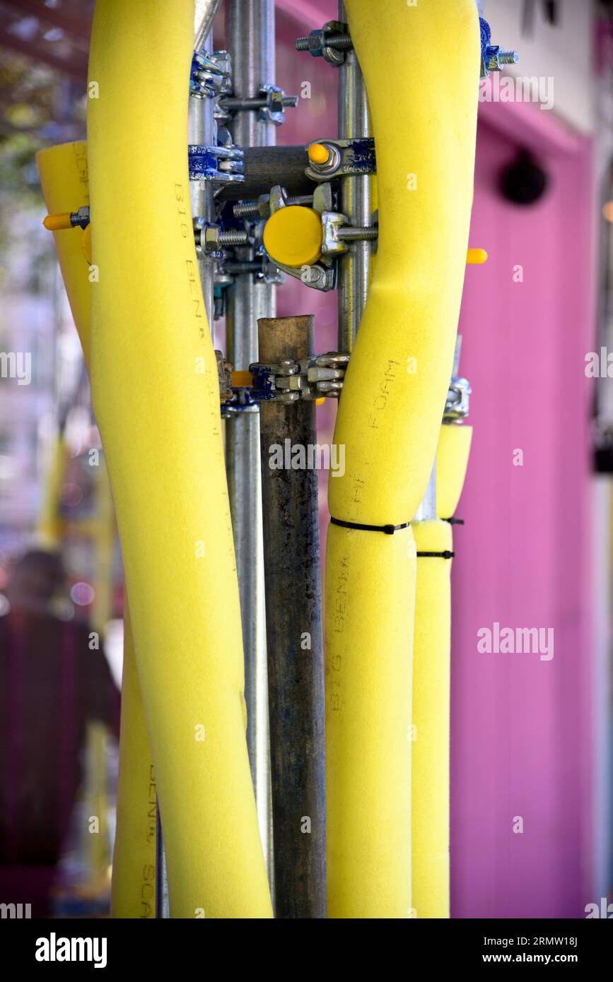 Pink scaffolding hi-res stock photography and images - Alamy