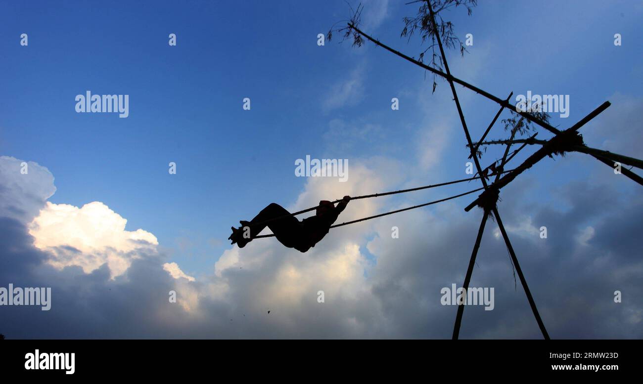 (140928) -- KATHMANDU, Sept. 28, 2014 -- A Nepalese kid plays on a ...