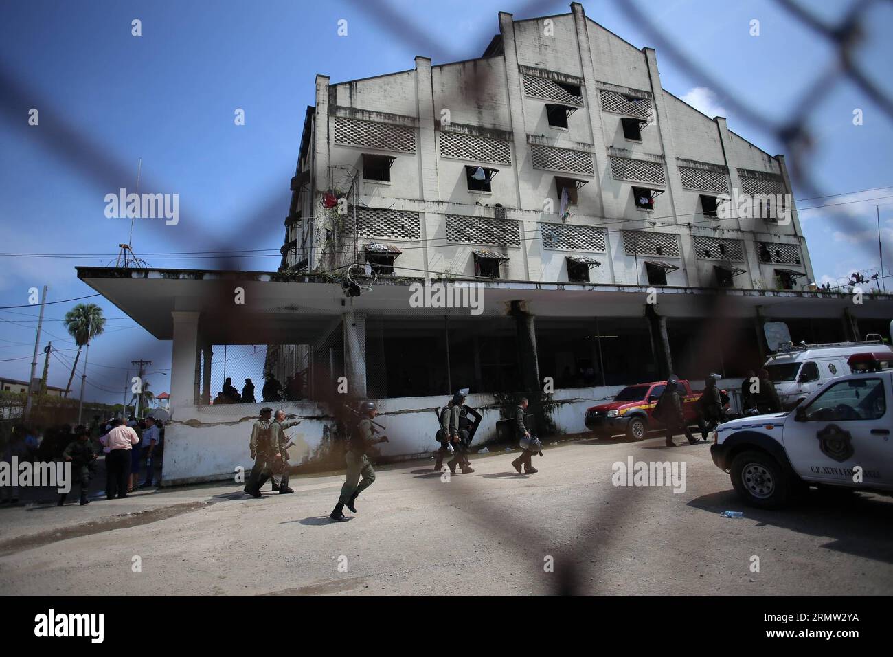Elements of the National Police take part in an action in the Nueva ...
