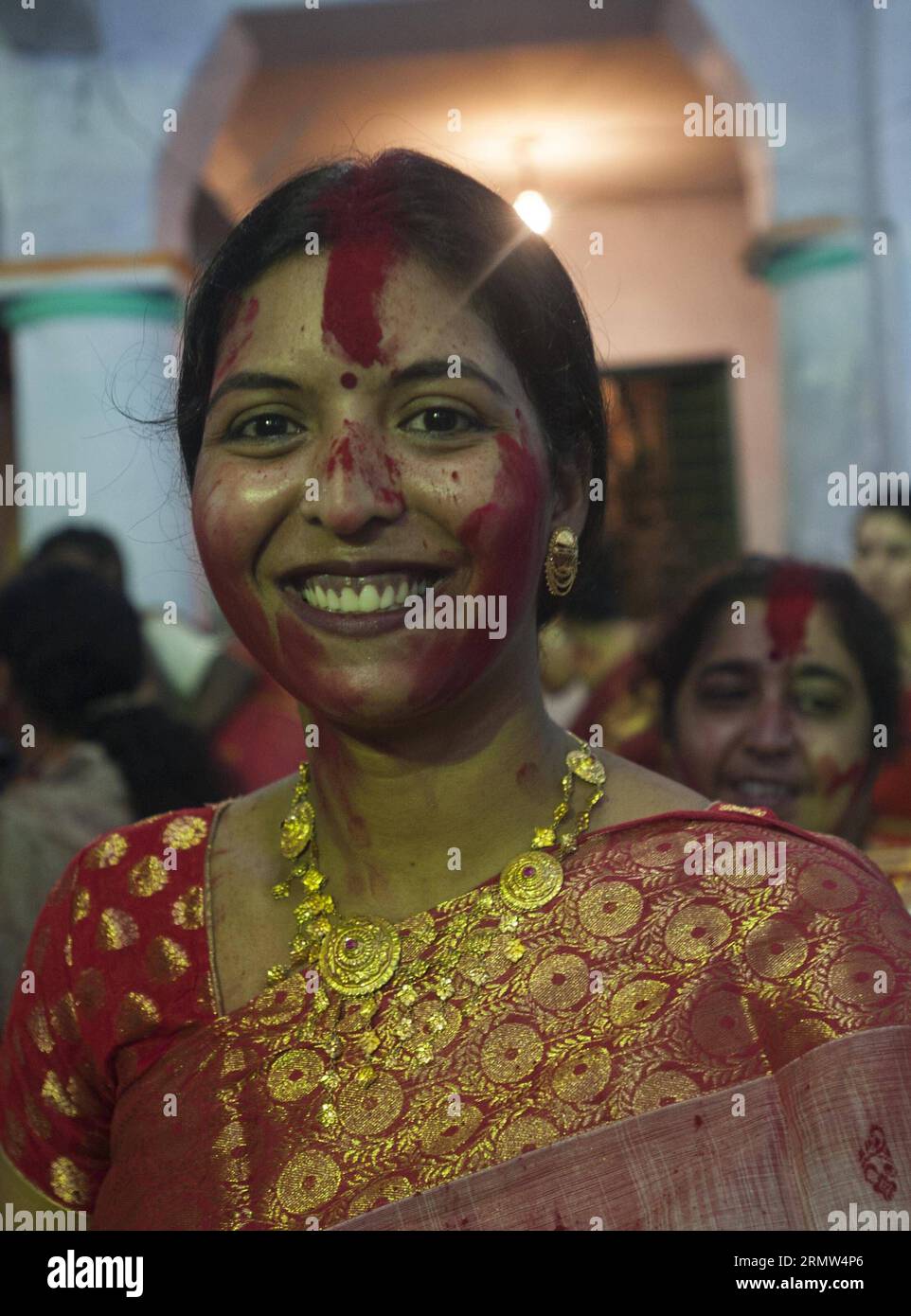 (141004) -- CALCUTTA, -- An Indian Hindu woman reacts during the ...