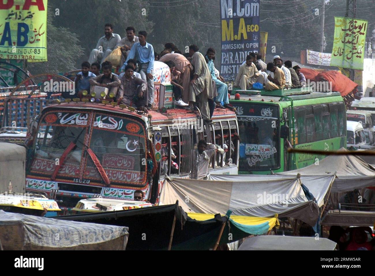 (141004) -- LAHORE, Oct. 4, 2014 -- Pakistani people travel home on ...