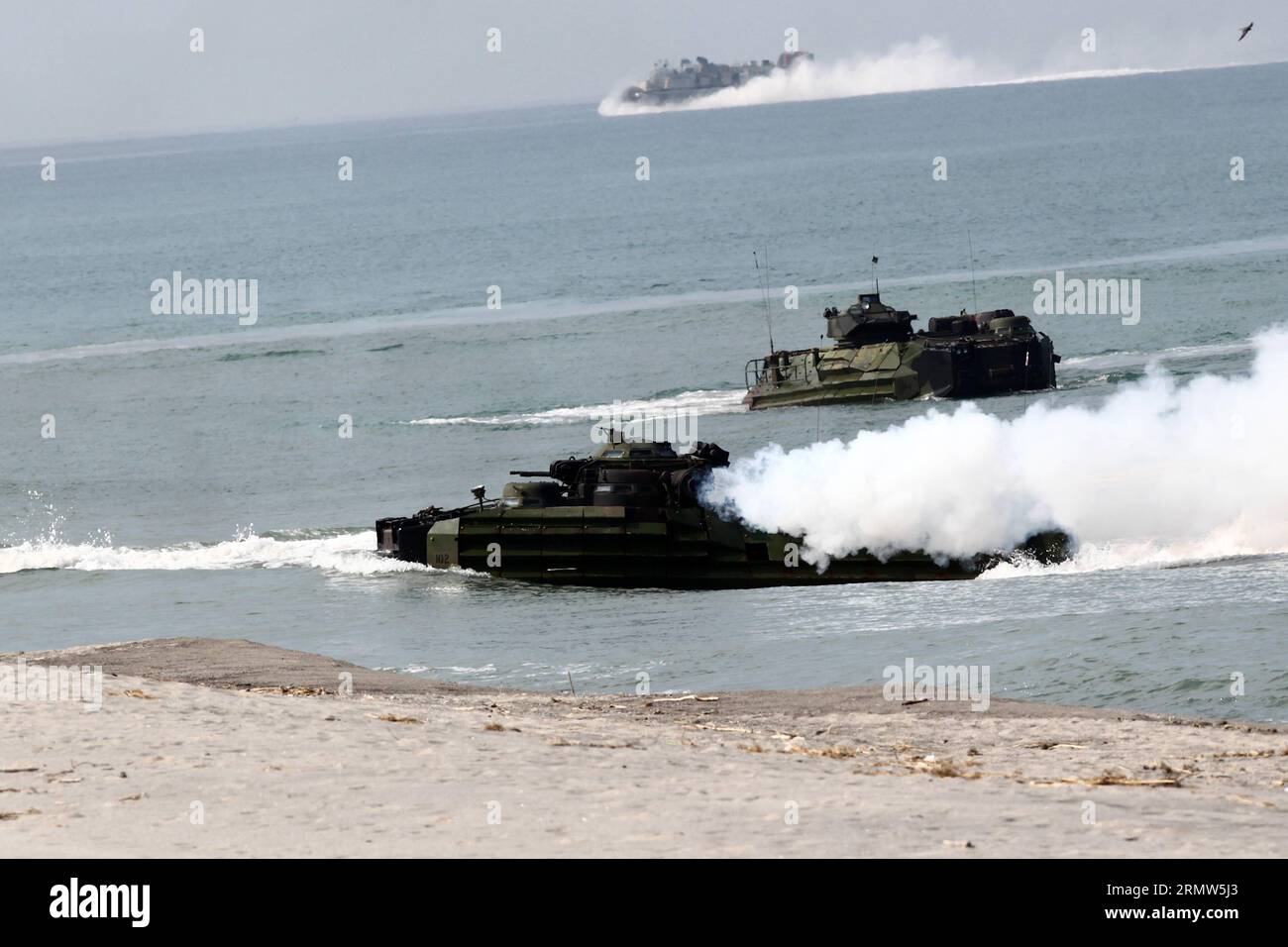 Marine amphibious assault vehicles hi-res stock photography and images ...