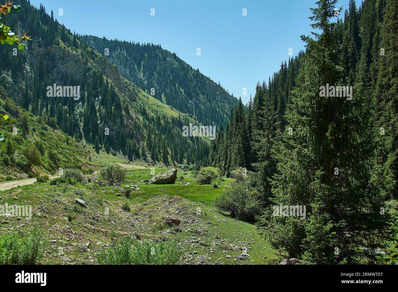 Gorge Moldo-Ashuu Rest Area , Beautiful view of the mountains ...