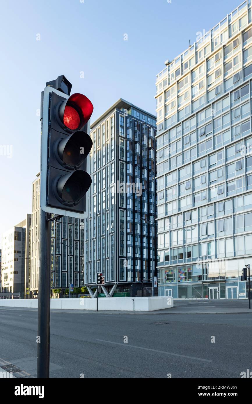 Red Traffic Light in the city Stock Photo - Alamy