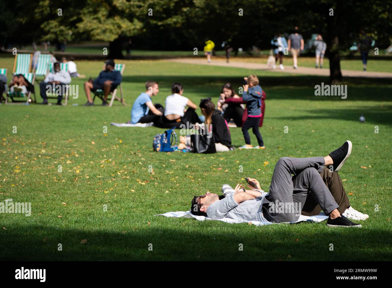 People sunbathing in the park hi-res stock photography and images - Alamy