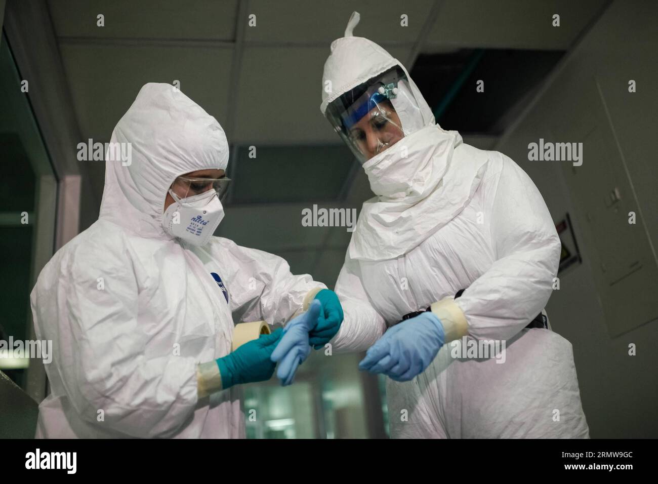 Biosecurity suit hi-res stock photography and images - Alamy