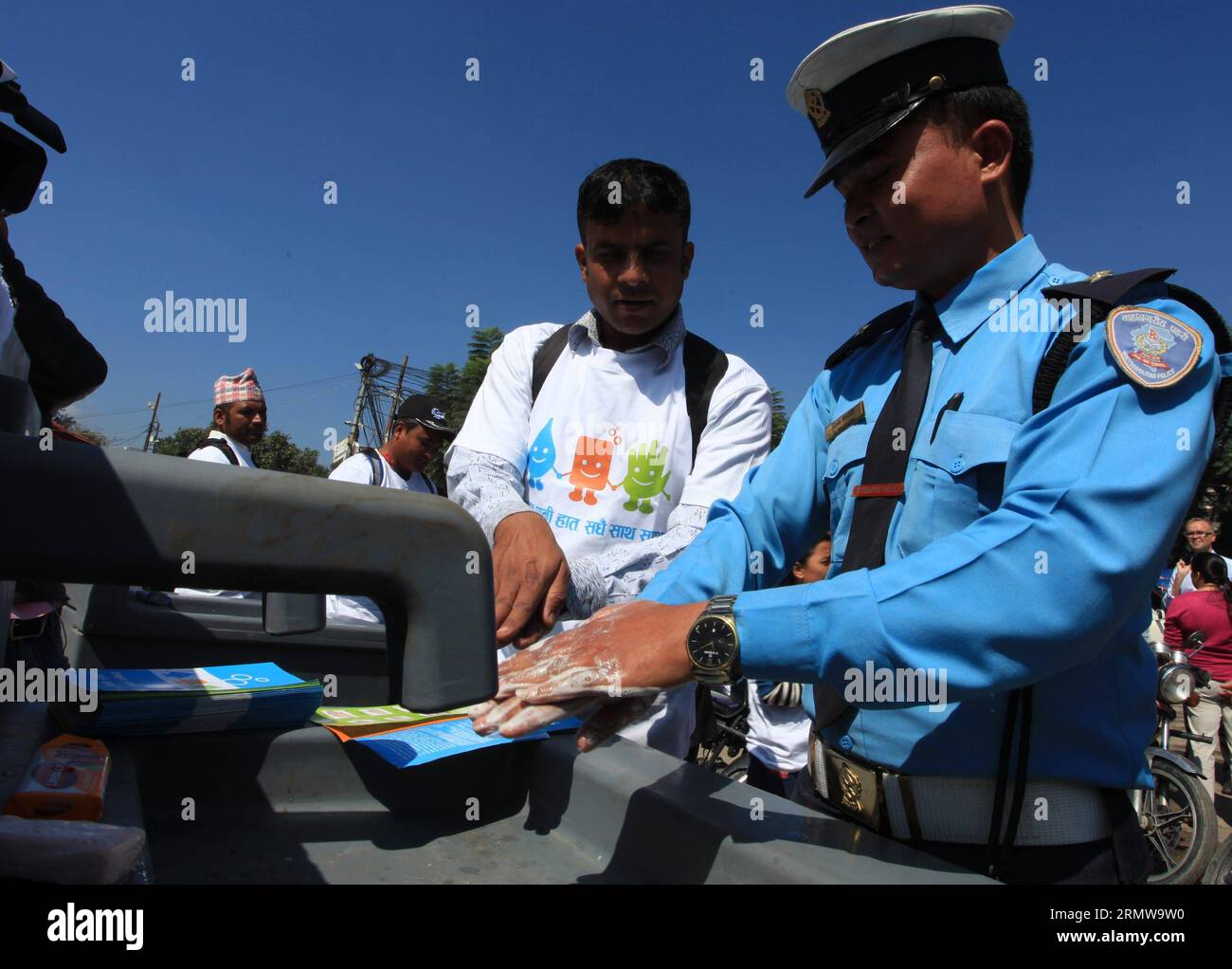 (141015) -- KATHMANDU, Oct. 15, 2014 -- A traffic policeman washes his ...