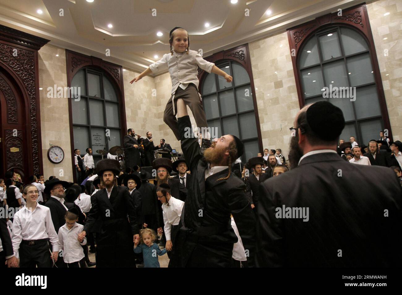 Simchat torah dance hi-res stock photography and images - Alamy