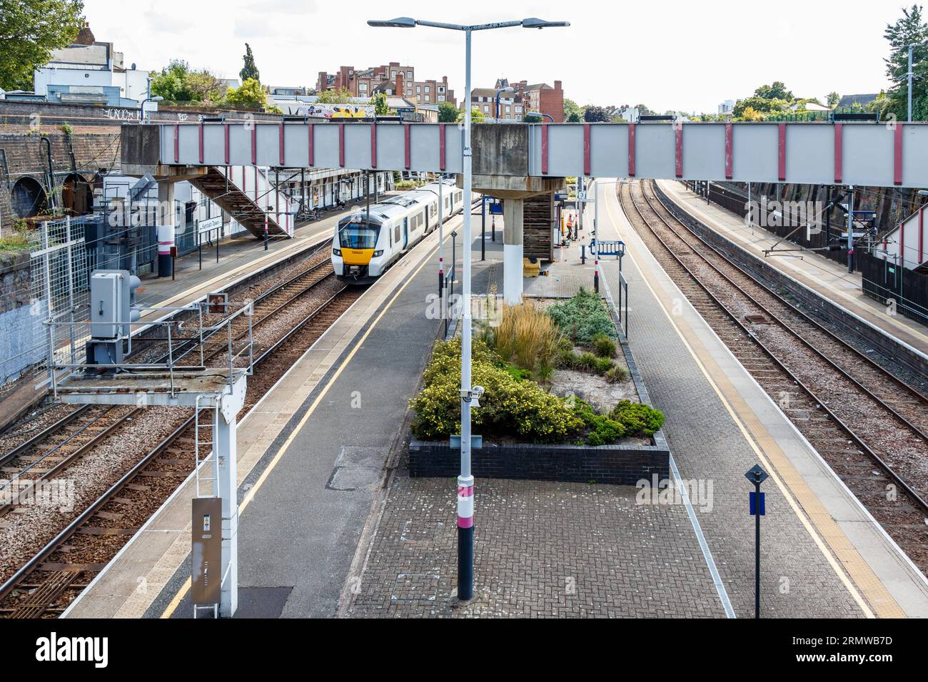 A Thameslink train approaching the platform at Kentish Town overground ...