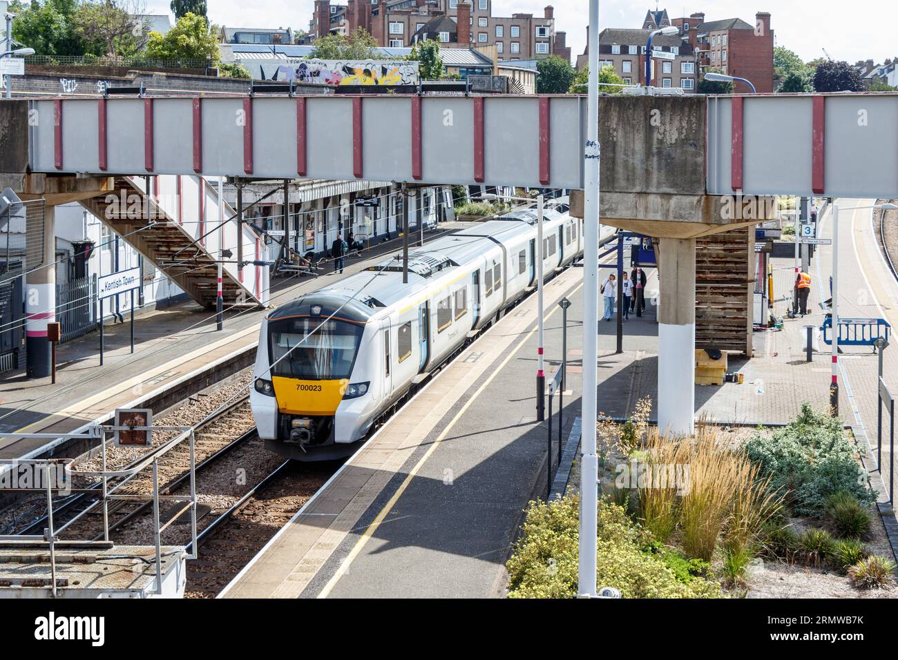 A Thameslink train approaching the platform at Kentish Town overground ...