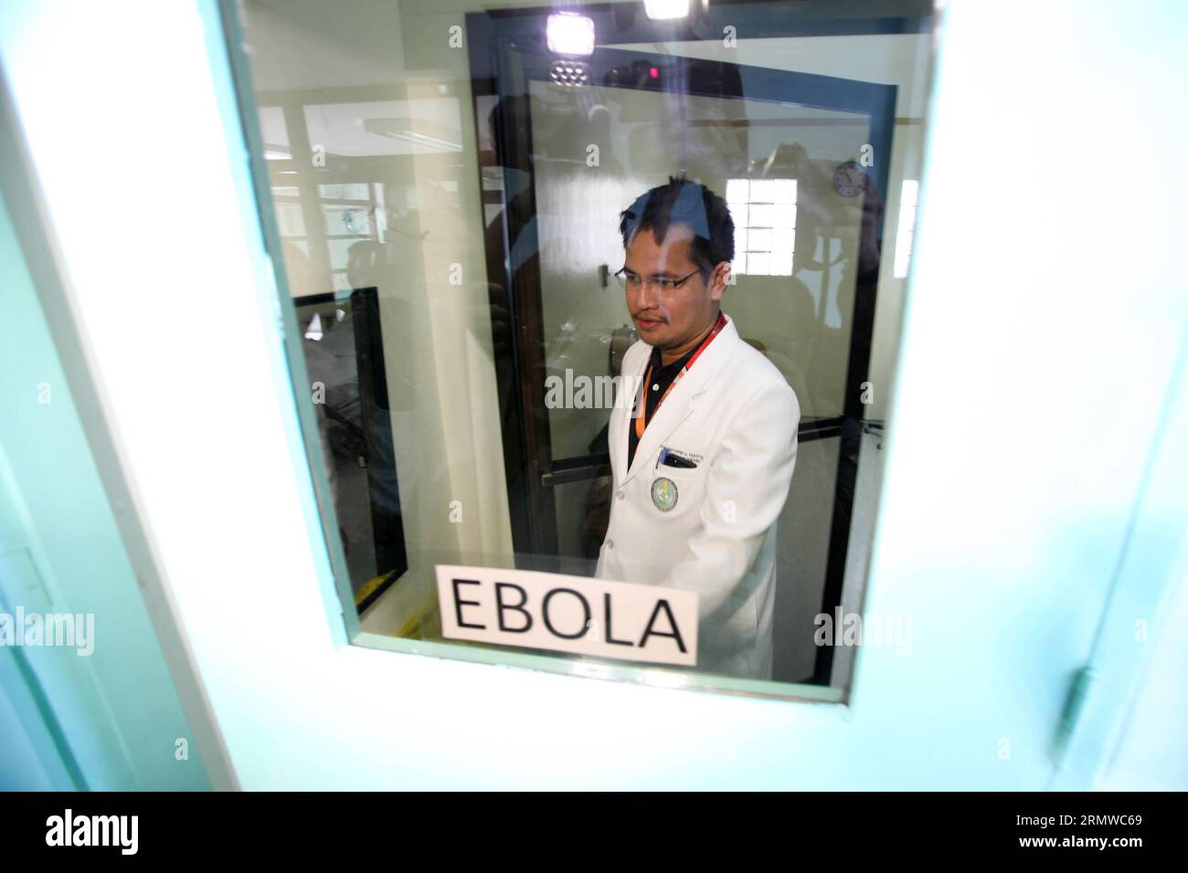 (141021) -- MUNTINLUPA CITY, Oct. 21, 2014 -- A doctor walks into the ...