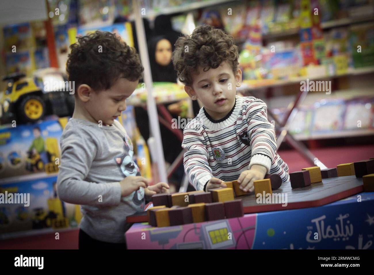 (141022) -- TEHRAN, Oct. 21, 2014 -- Iranian children play toys during ...