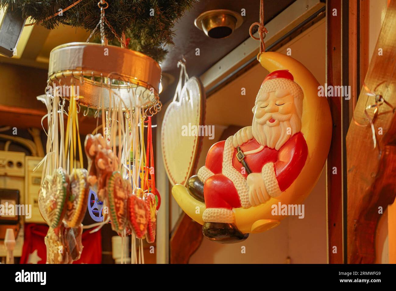 Christmas decoration. Gingerbread cookies in Christmas market, Germany ...