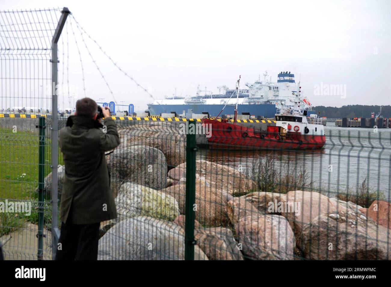 (141027) -- VILNIUS, Oct. 27, 2014 -- A Lithuanian takes photos of the ...