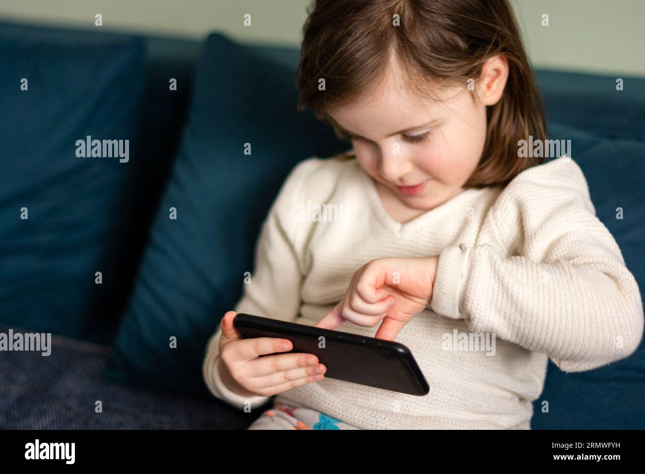 Girls using mobile telephone hi-res stock photography and images - Alamy