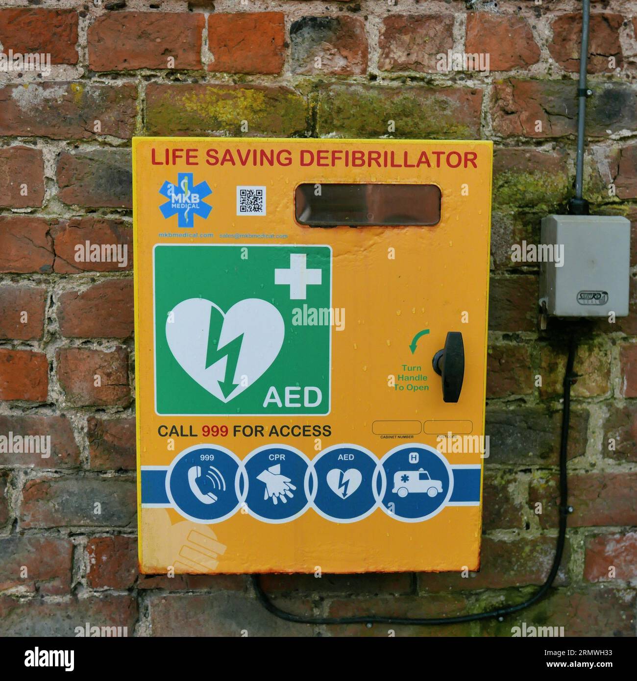 Wall mounted defibrillator hi-res stock photography and images - Alamy