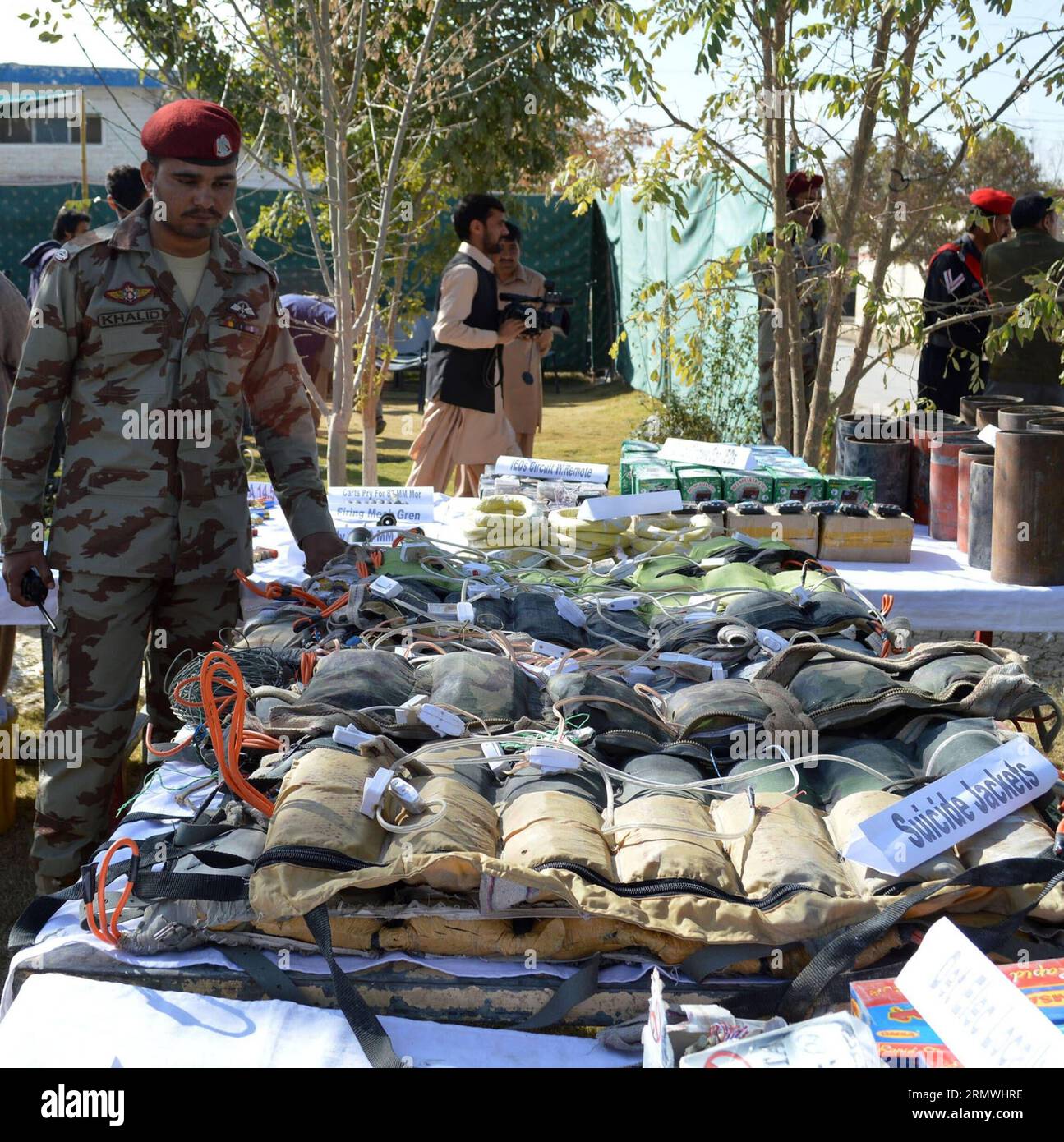 (141031) -- QUETTA, Oct. 30, 2014 -- A paramilitary Frontier Corps ...
