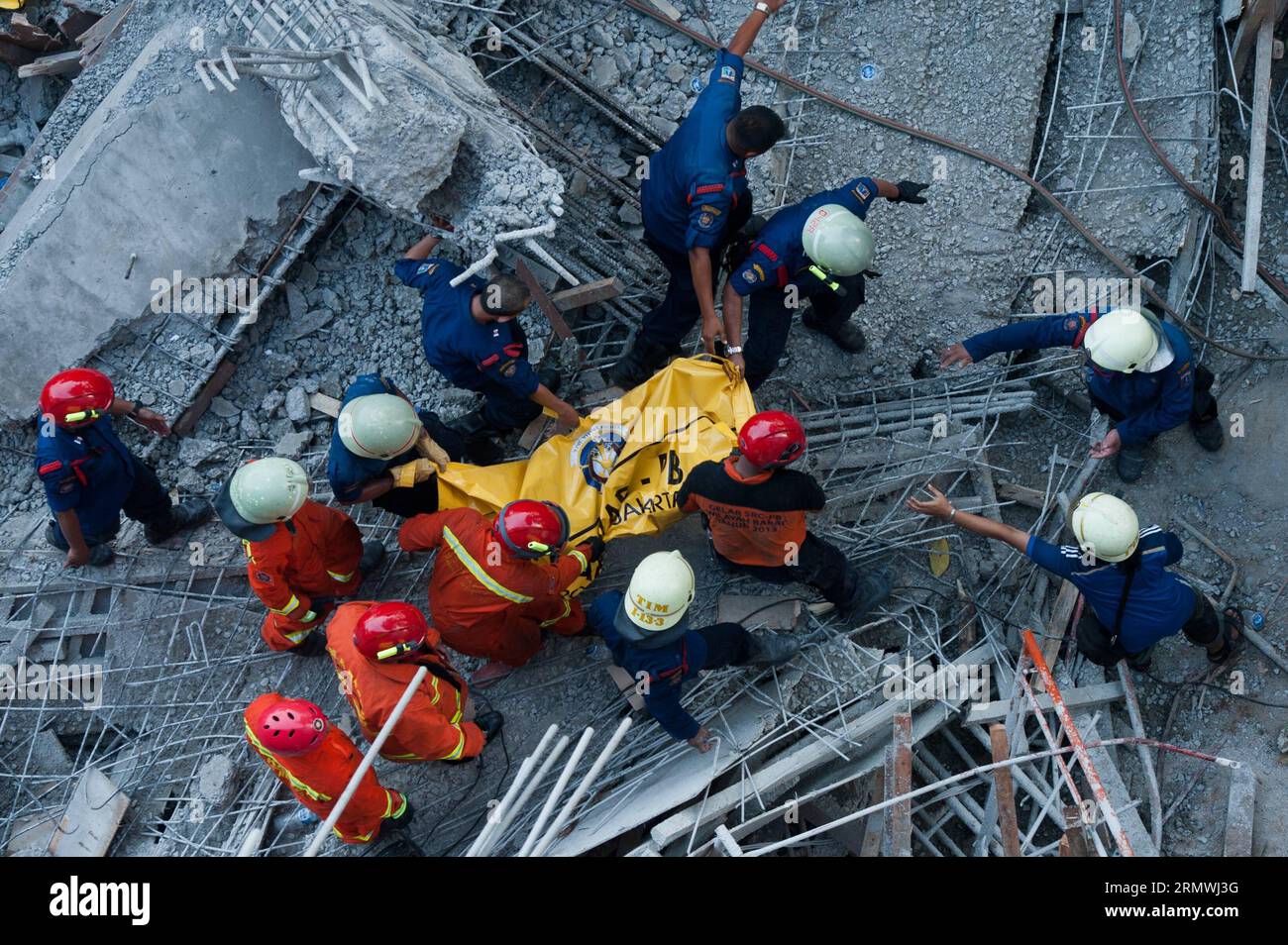 Building collapse during construction hi-res stock photography and ...
