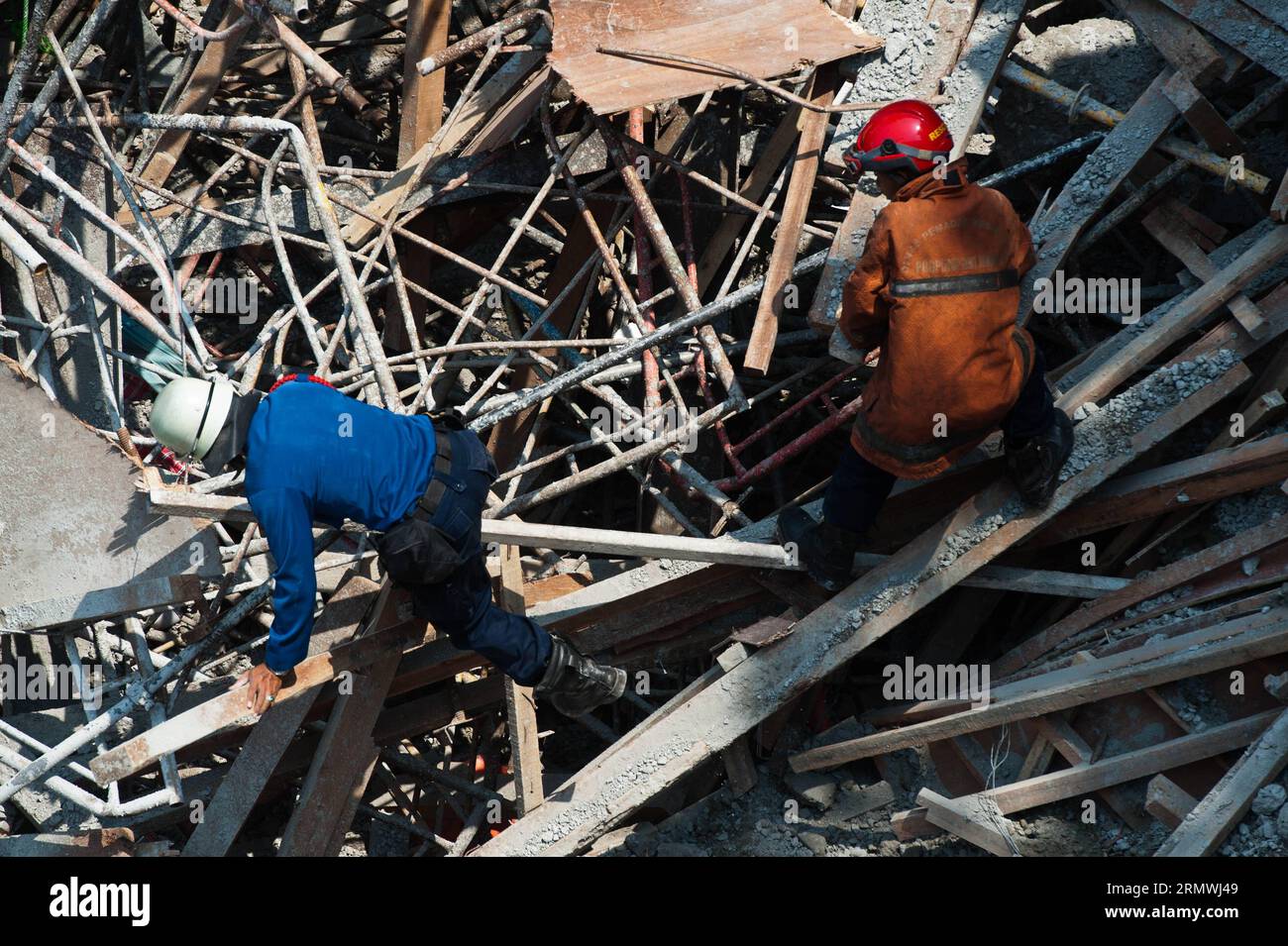 Building collapse during construction hi-res stock photography and ...