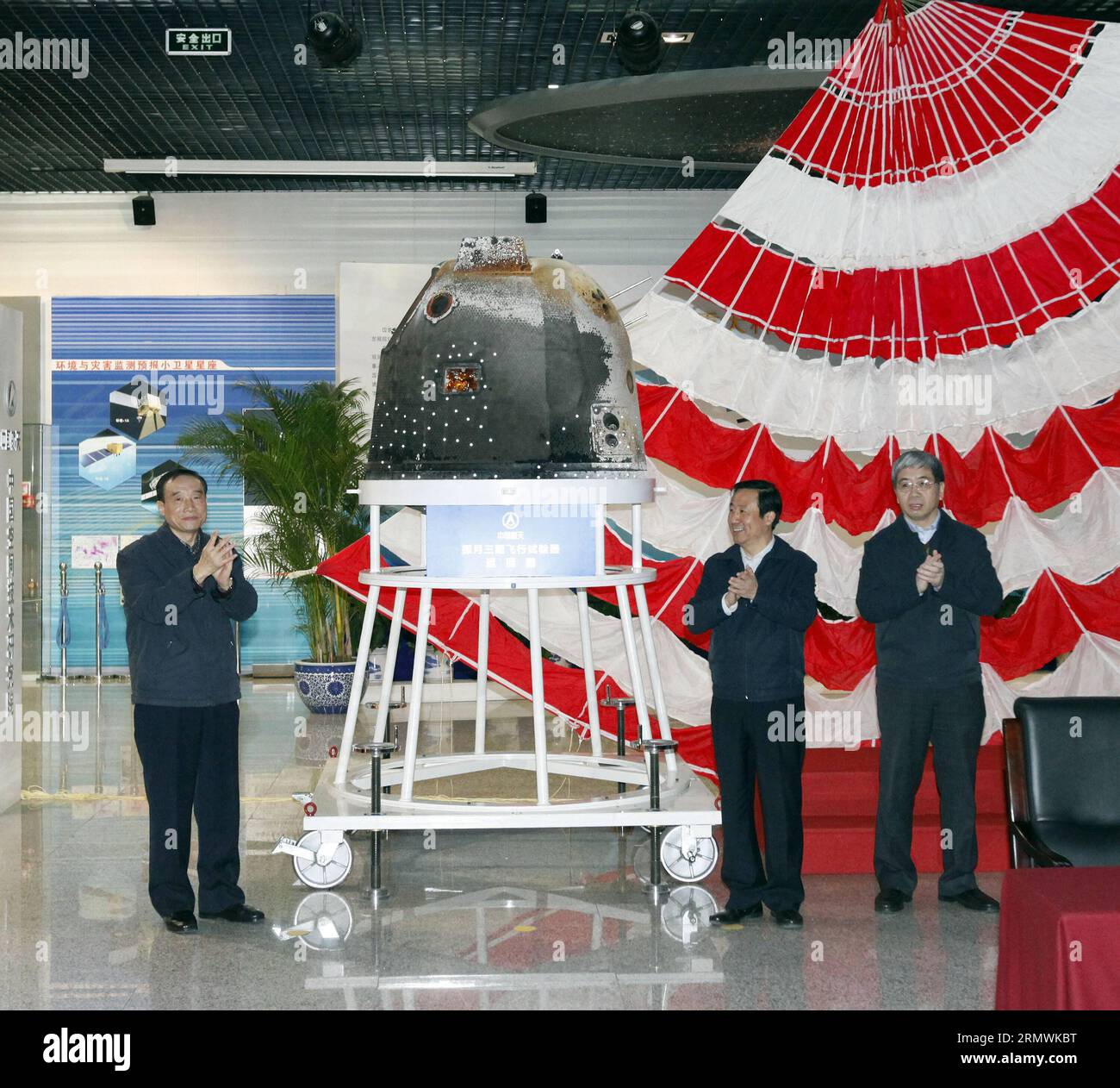 (141102) -- BEIJING, Nov. 2, 2014 -- Niu Hongguang (L), deputy head of ...