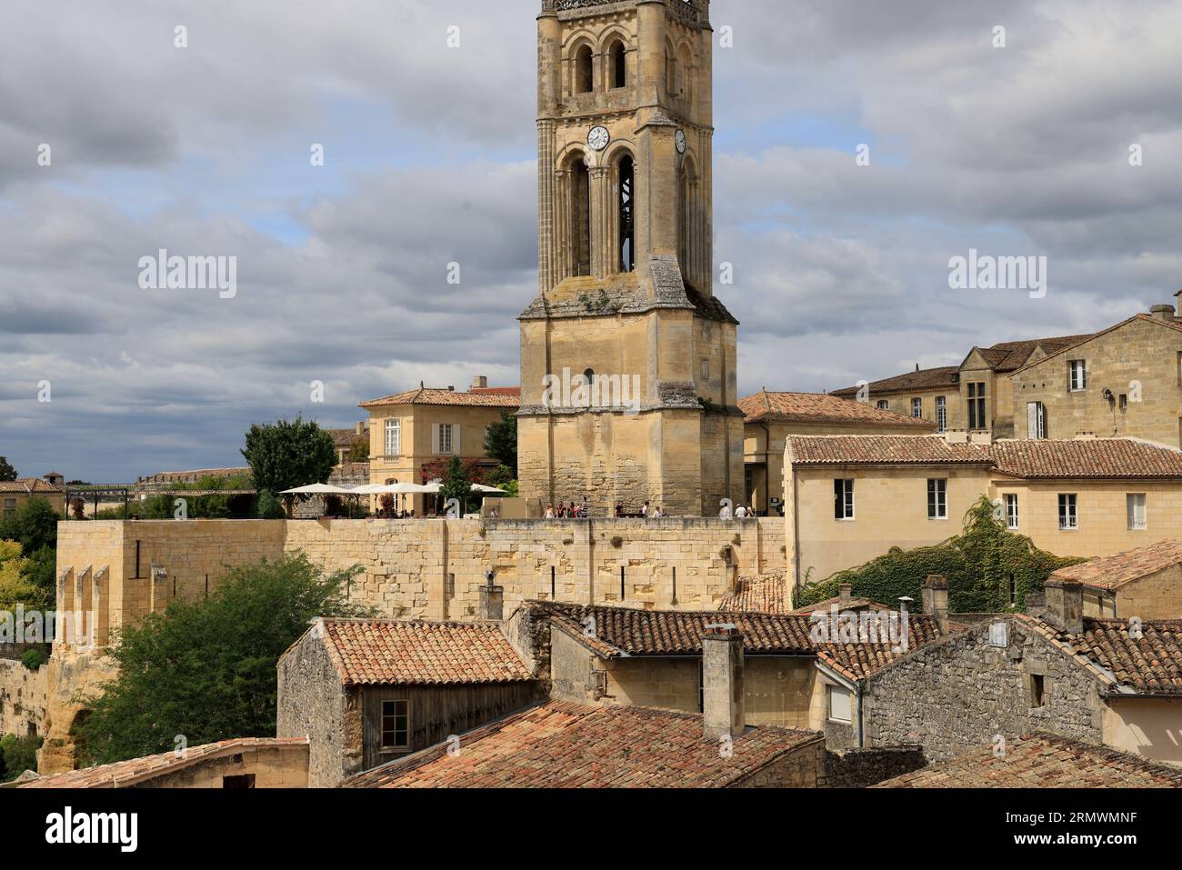 Saint-Émilion. Village, architecture, vin, tourisme et touristes. Le ...