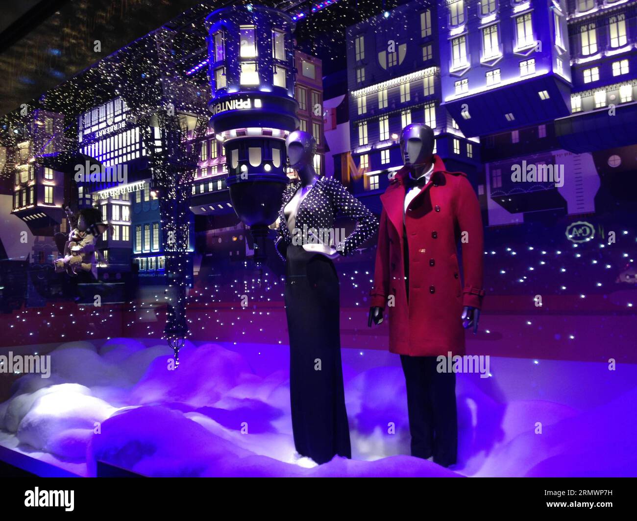 (141107) -- PARIS, Photo taken on Nov. 6, 2014 shows the Christmas ...