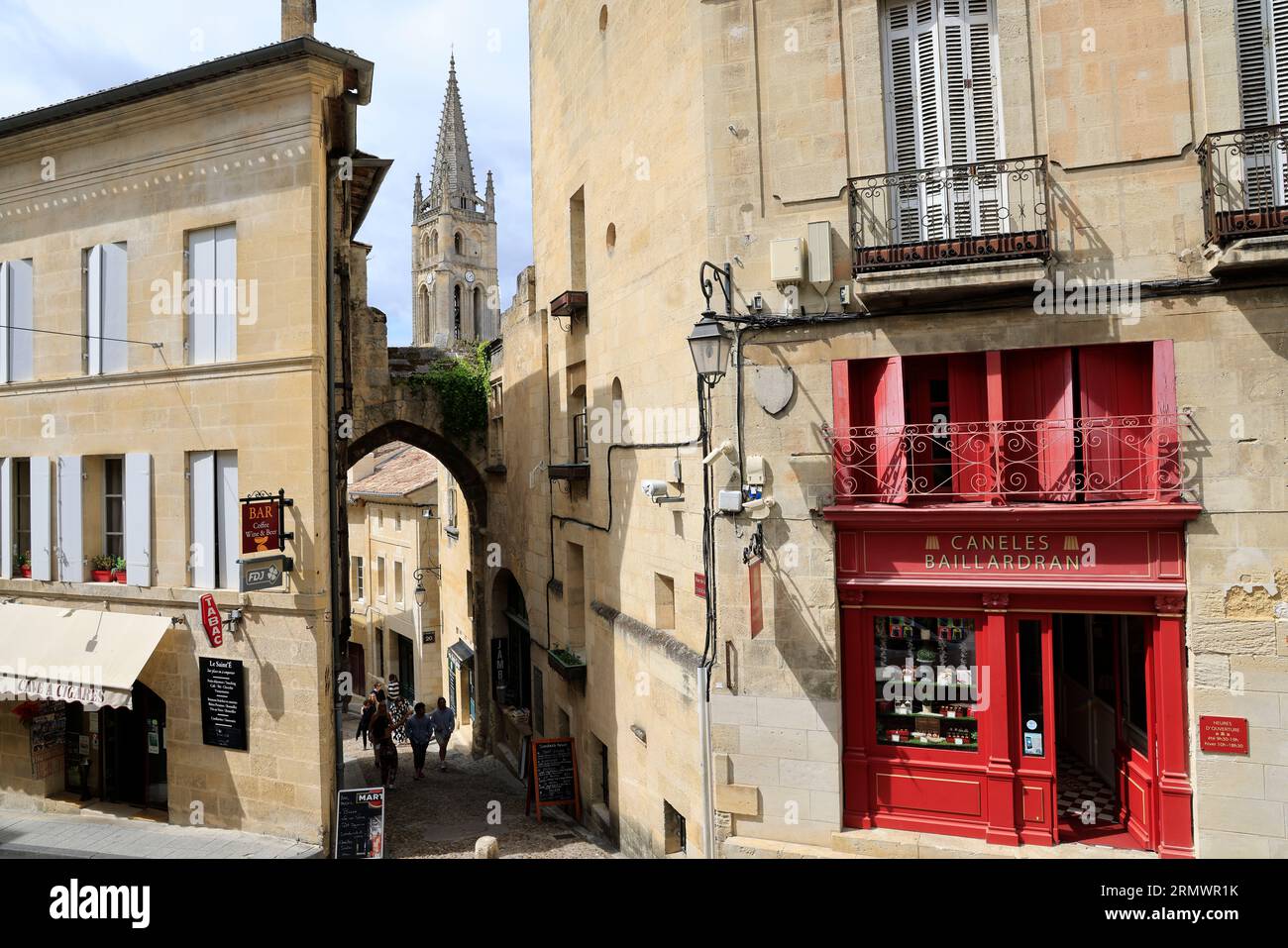 Saint-Émilion. Village, architecture, vin, tourisme et touristes. Le ...