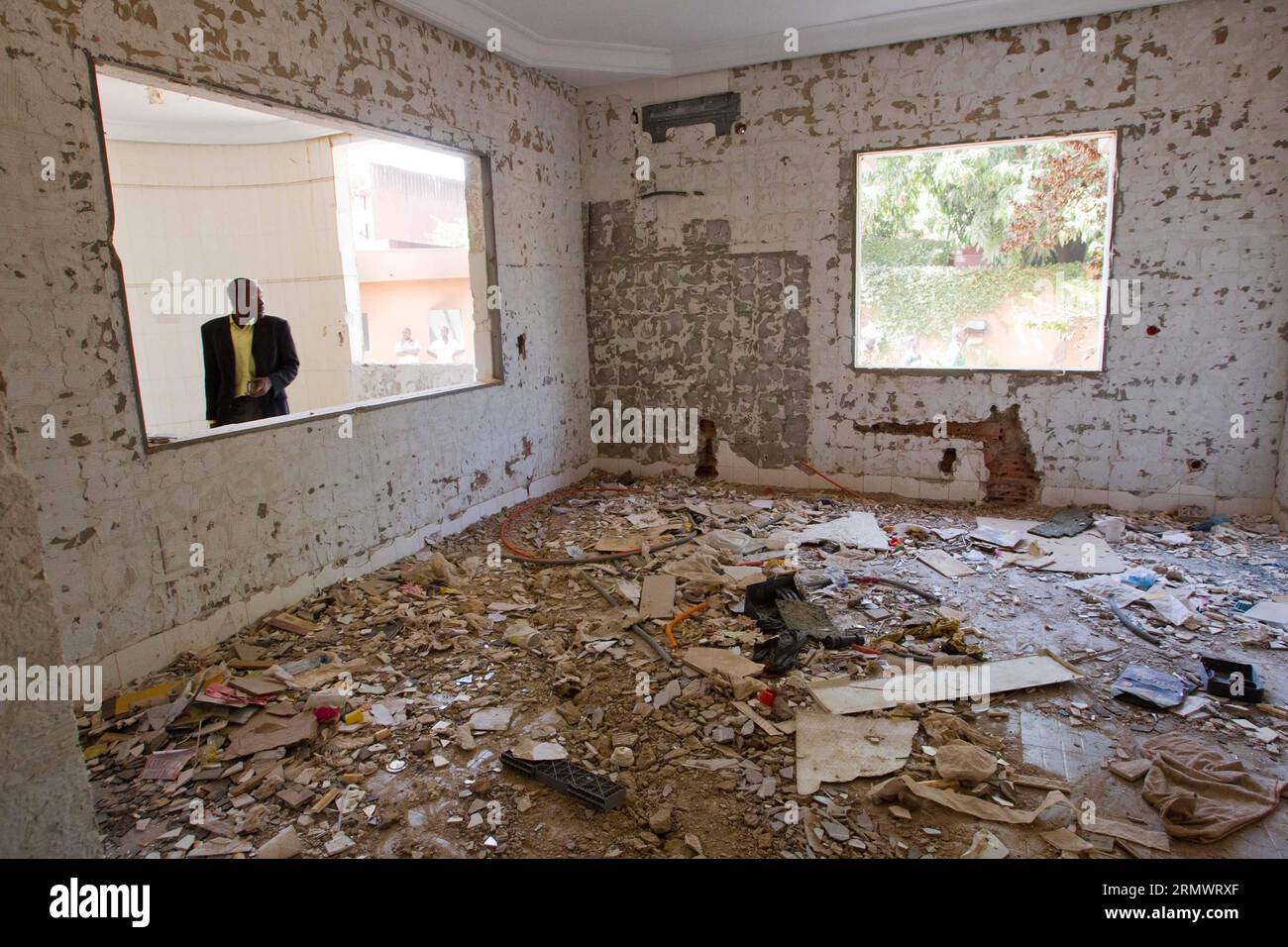 (141109) -- OUAGADOUGOU, Nov. 9, 2014 -- A man visits the damaged house ...