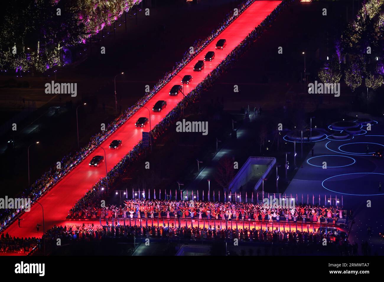 (141110) -- BEIJING, Nov. 10, 2014 -- A motorcade arrives at the ...