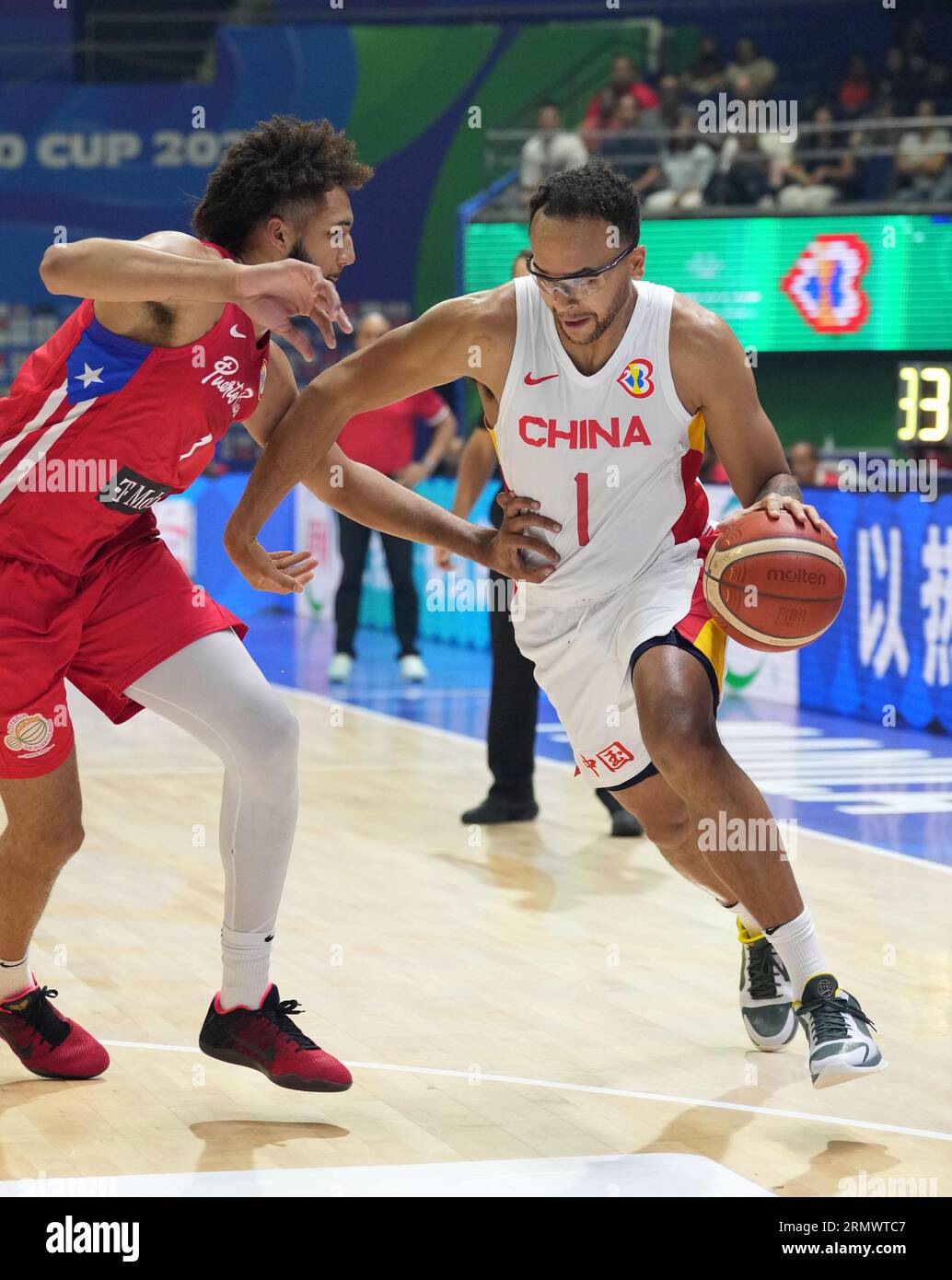 Manila, Philippines. 30th Aug, 2023. Li Kaier (R) of China competes ...