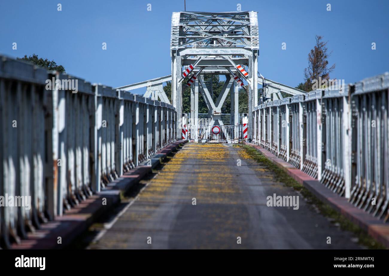 Pruchten, Germany. 10th Aug, 2023. The old Meiningen Bridge between the ...
