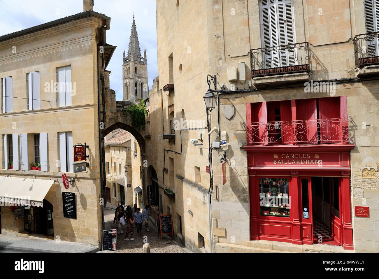 Saint-Émilion. Village, architecture, vin, tourisme et touristes. Le ...