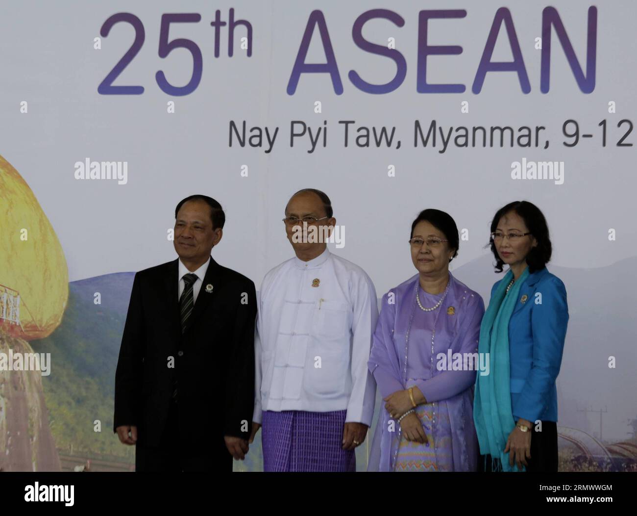 (141112) -- NAY PYI TAW, Nov. 12, 2014 -- ASEAN Secretary-General Le Luong Minh (L) poses for ...