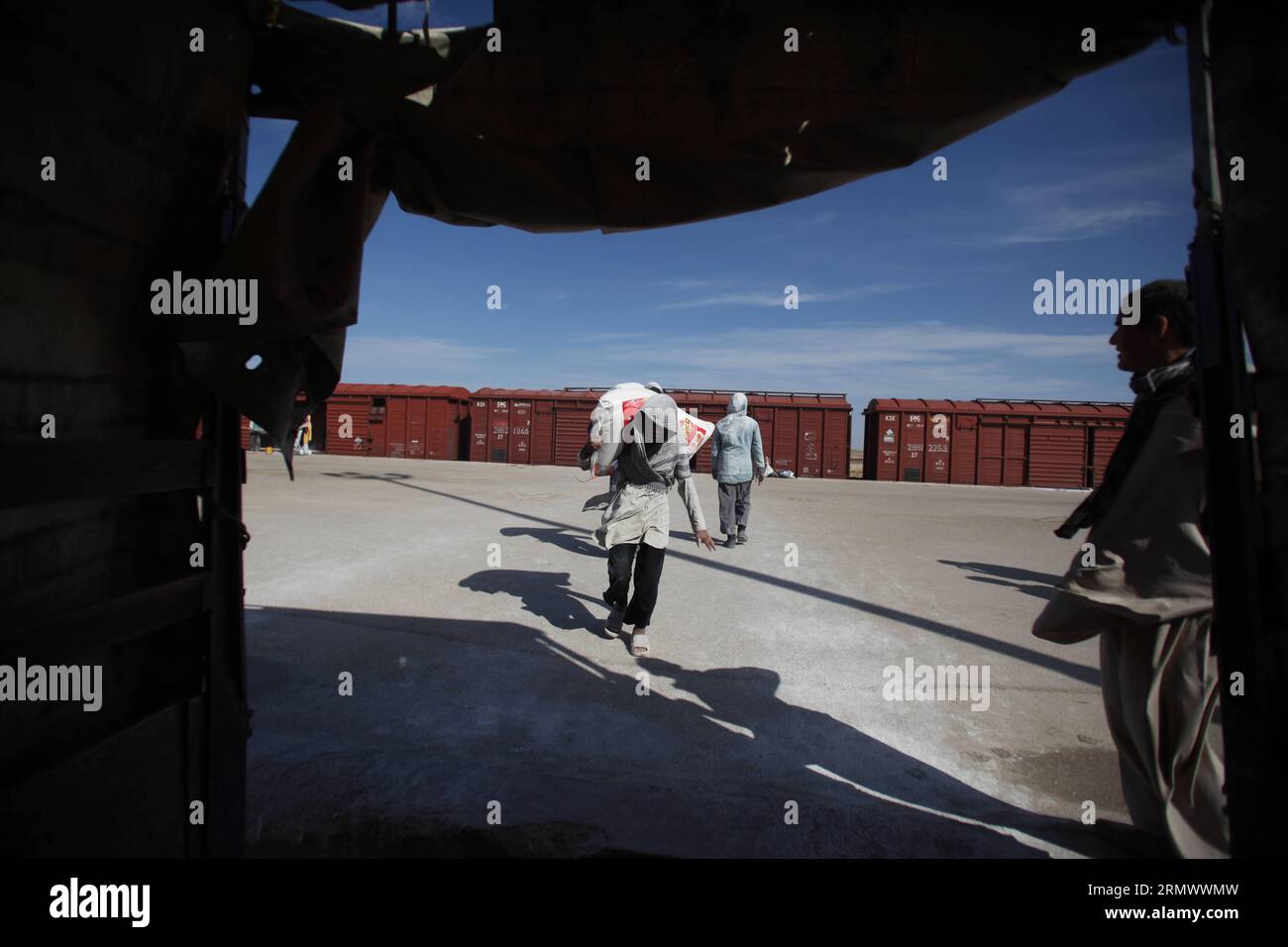 (141112) -- HAIRATAN, Nov. 12, 2014 -- An Afghan labor carries a bag of ...