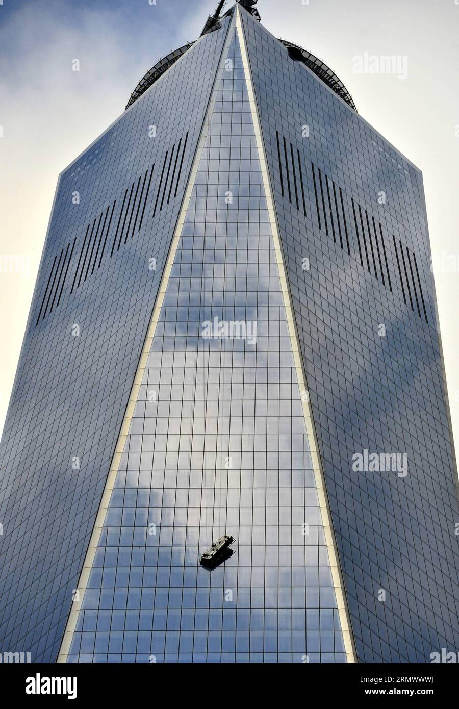 (141112) -- NEW YORK, Nov. 12, 2014 -- A scaffold carried two window ...