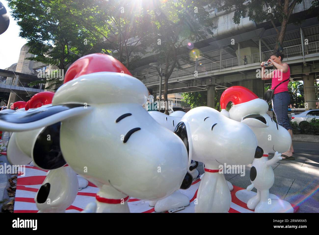 (141113) -- BANGKOK, Nov. 13, 2014 -- A tourist takes photos of snoopy ...