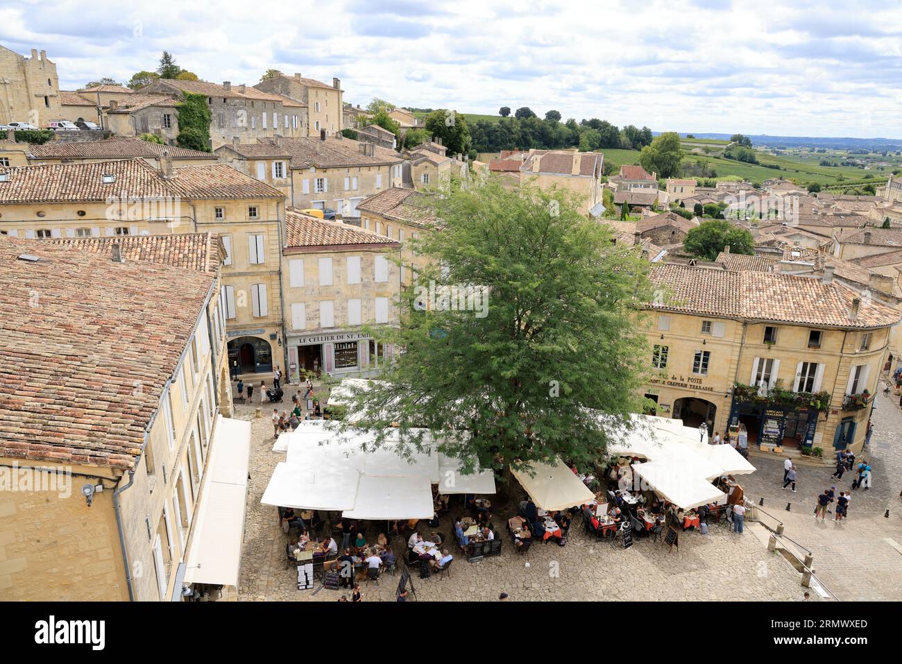 Saint-Émilion. Village, architecture, vin, tourisme et touristes. Le ...