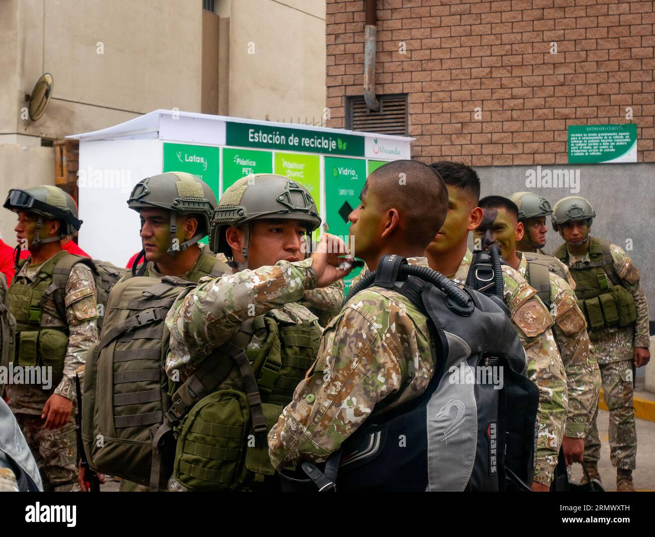 Camouflage face painting hi-res stock photography and images - Alamy