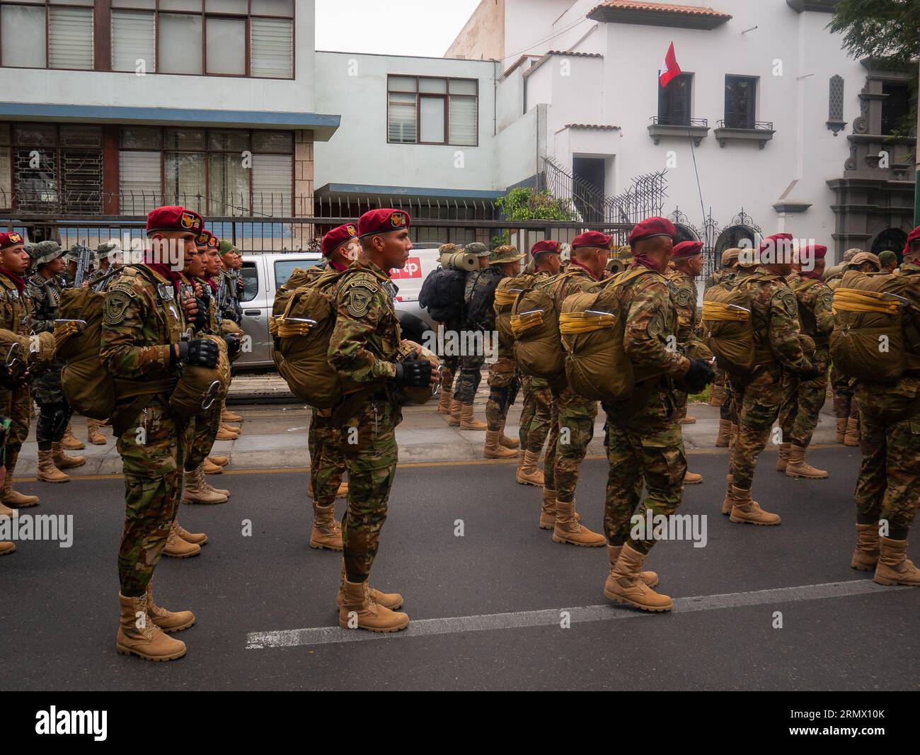 Soldiers in uniform in parade lima hi-res stock photography and images ...