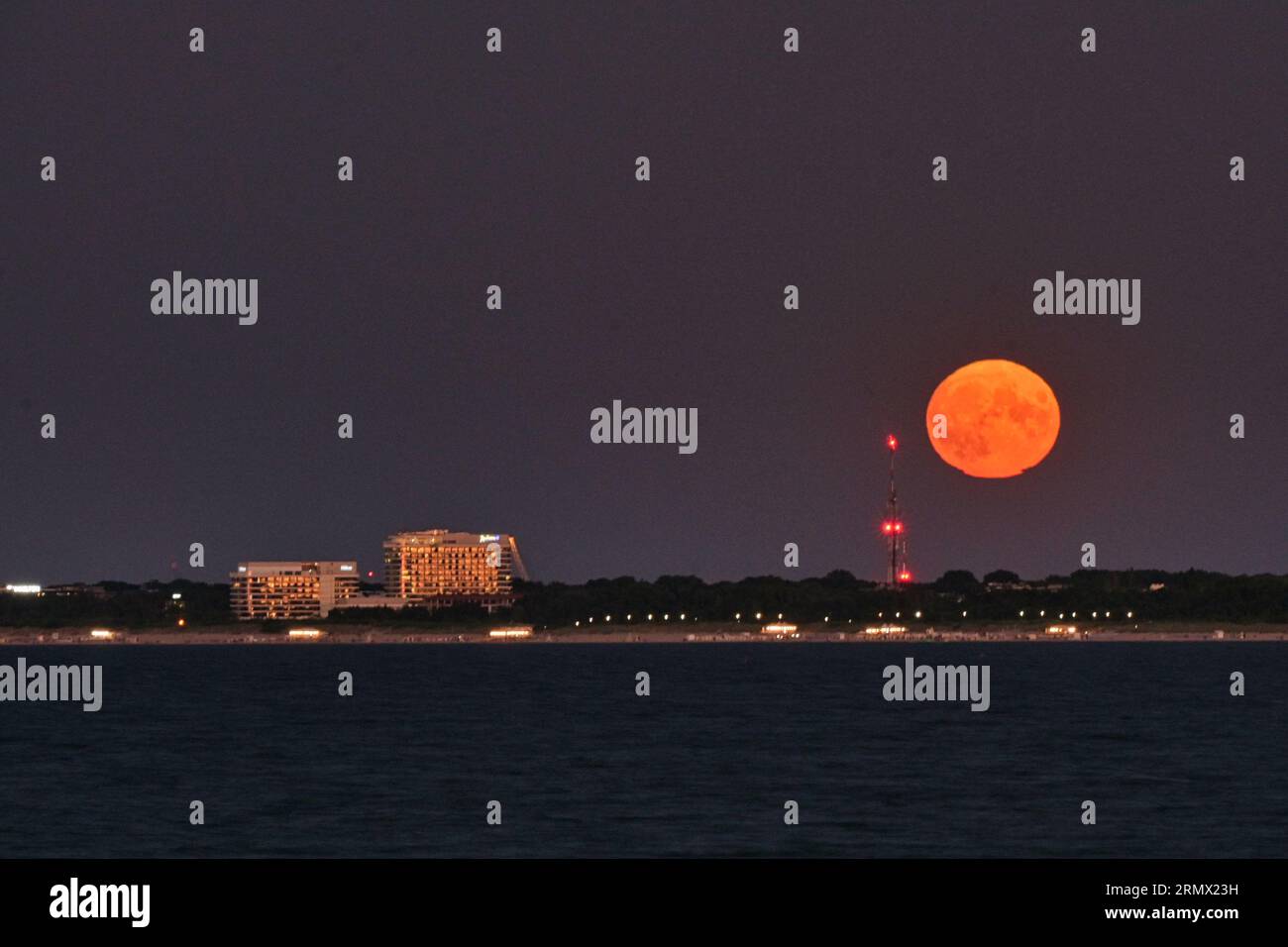Full moonset hi-res stock photography and images - Alamy