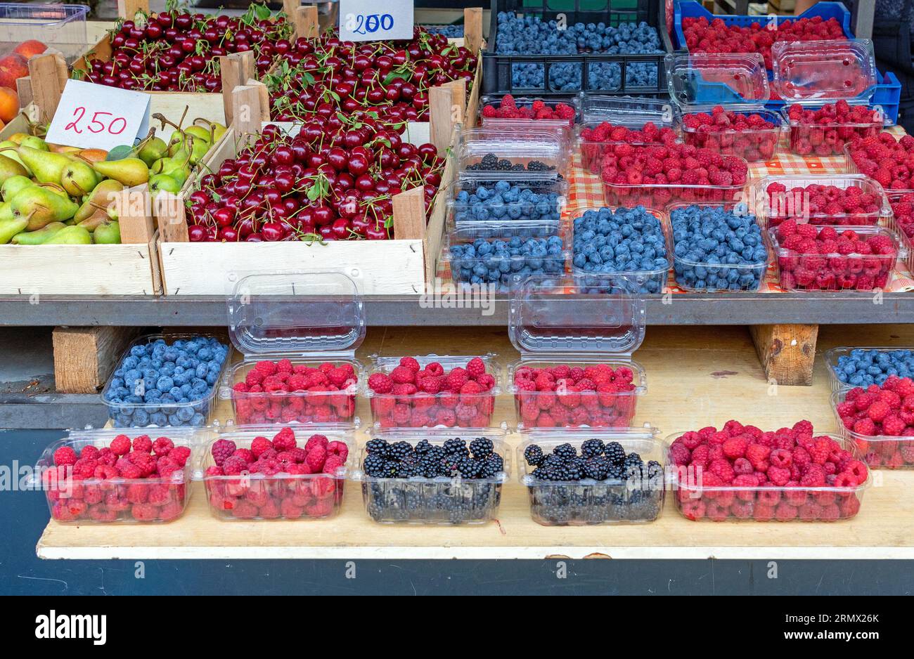 Blueberry stall hi-res stock photography and images - Alamy