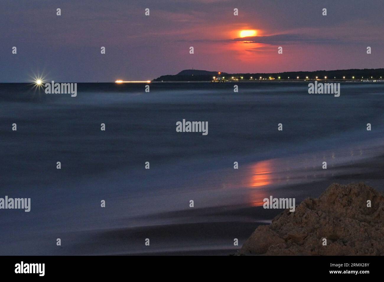 Moonrise and moonset hi-res stock photography and images - Alamy