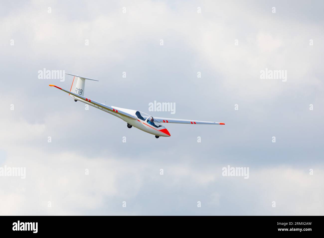 Alexander Schleicher Kaiser, ASK21 glider flying an aerobatic display Stock Photo - Alamy