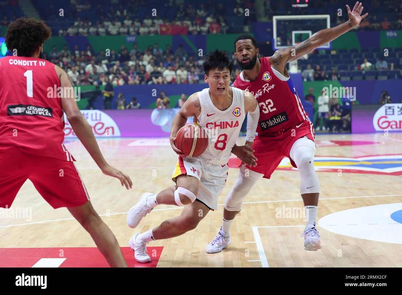 Manila, Philippines. 30th Aug, 2023. Zhao Rui (C) of China vies with ...