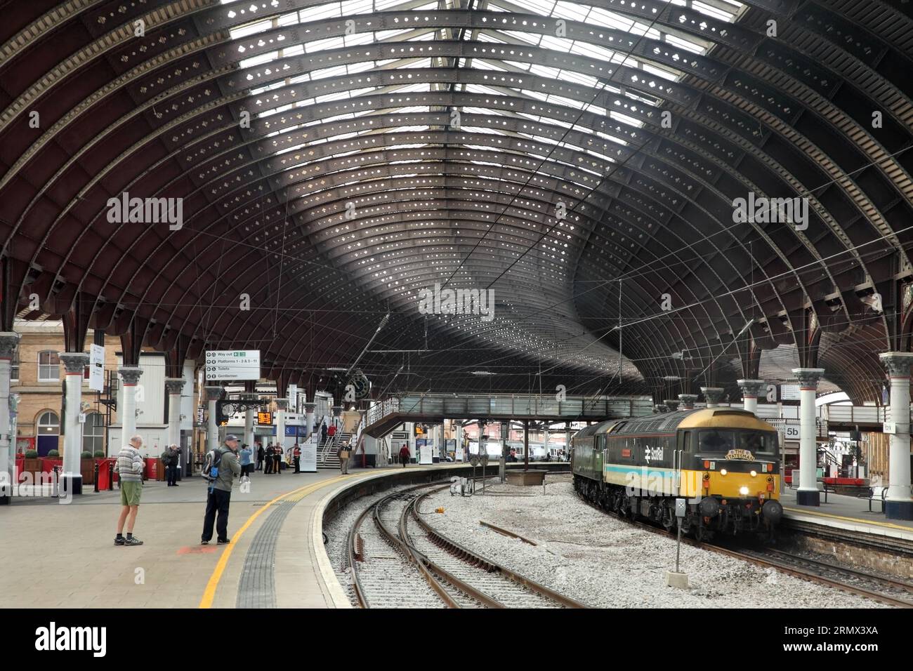 Heritage diesel locomotives 47712 and D1924 with the 1Z47 "Lord of the ...