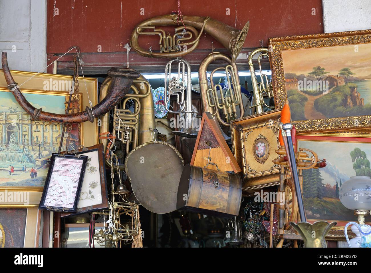 Second hand musical instruments hi-res stock photography and images - Alamy
