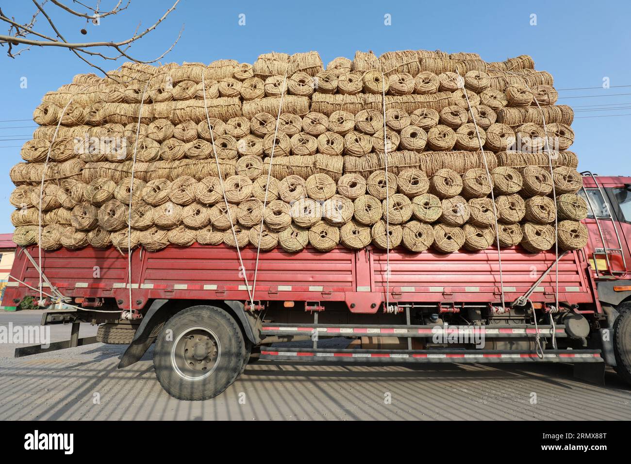 The straw rope of the whole vehicle is waiting for outward ...