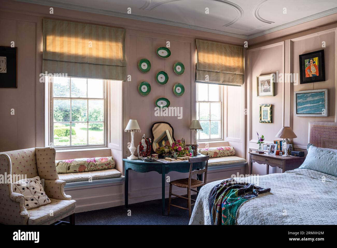 Roman blinds above window seats with dressing table in 18th century ...